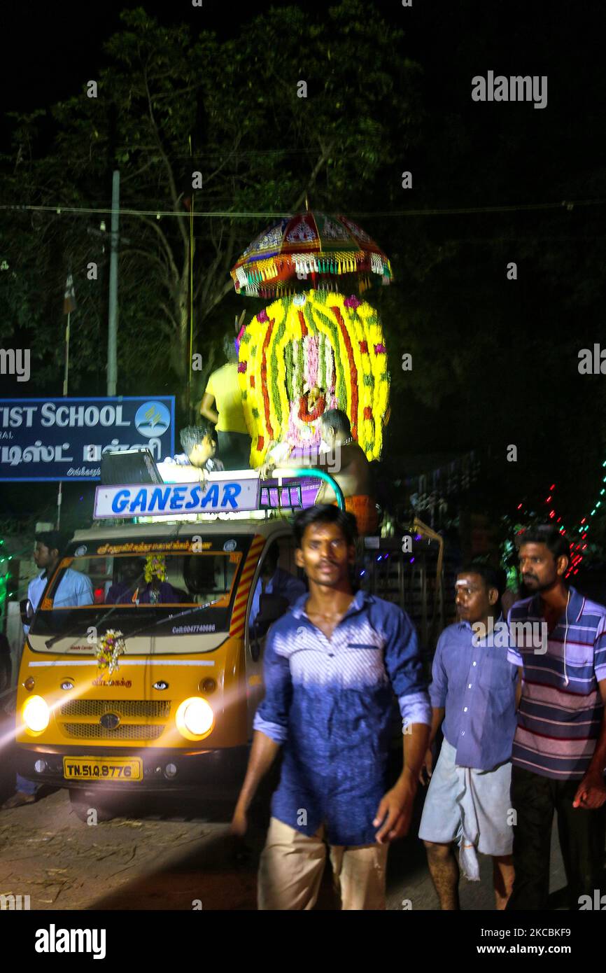 I devoti indù Tamil scortano un idolo di Lord Ganesha (Lord Ganesh) attraverso le strade durante ...
