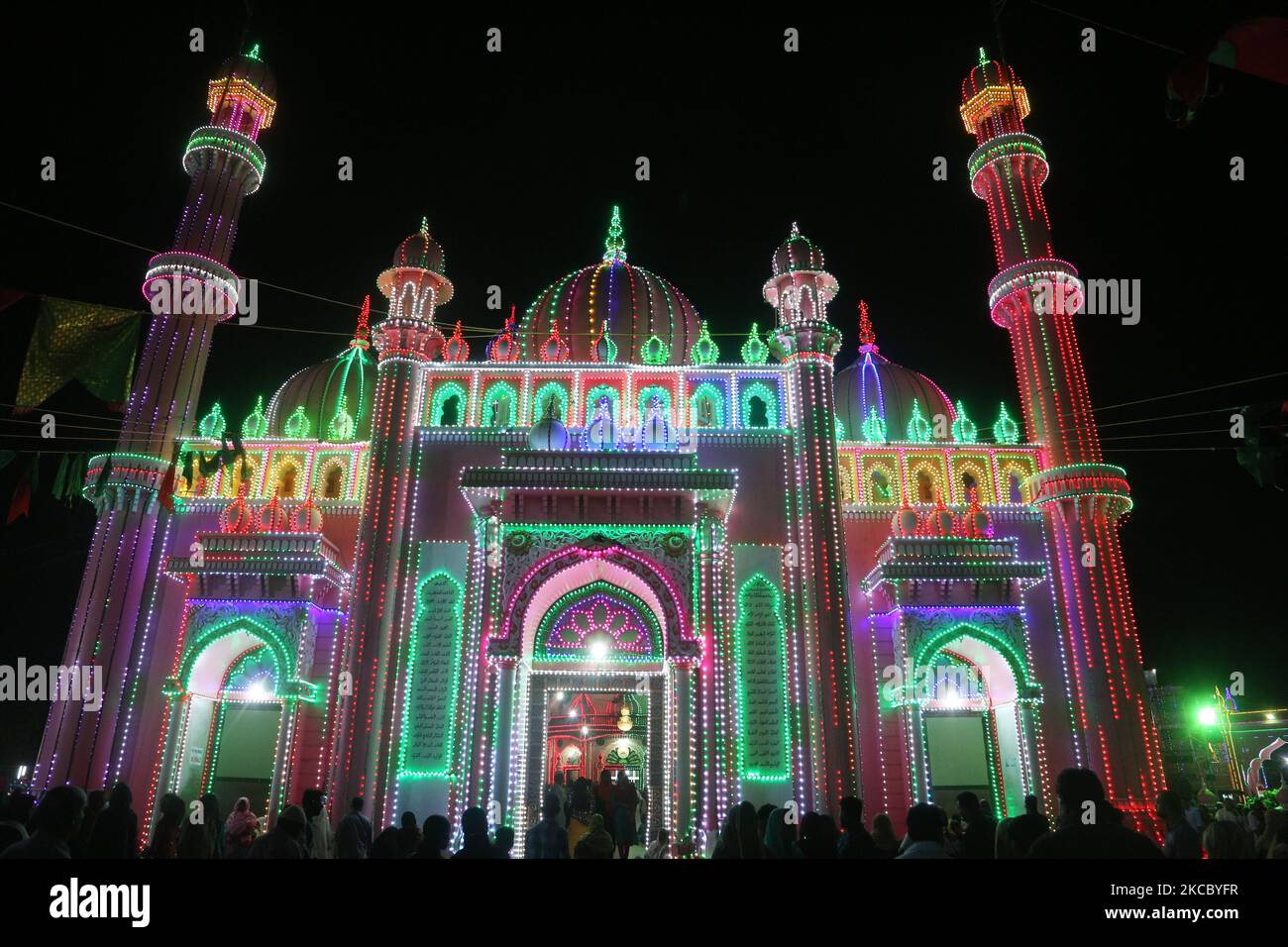 La Moschea Beemapally (Beemapally Dargah Shareef) è illuminata durante ...