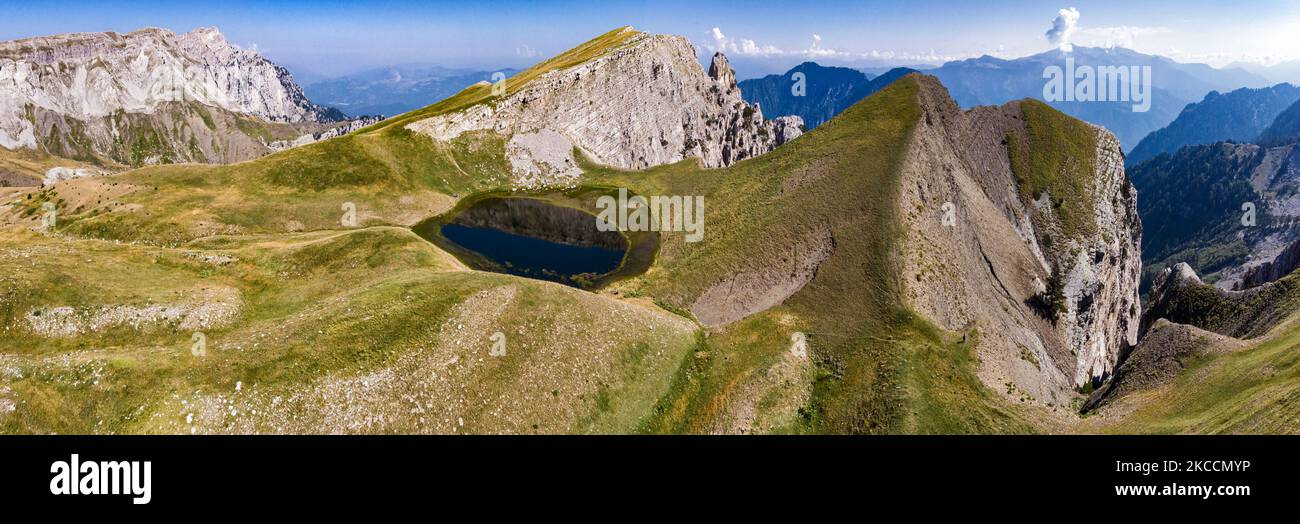 Veduta aerea panoramica di un drone del lago Drakolimni del monte Tymfi ...
