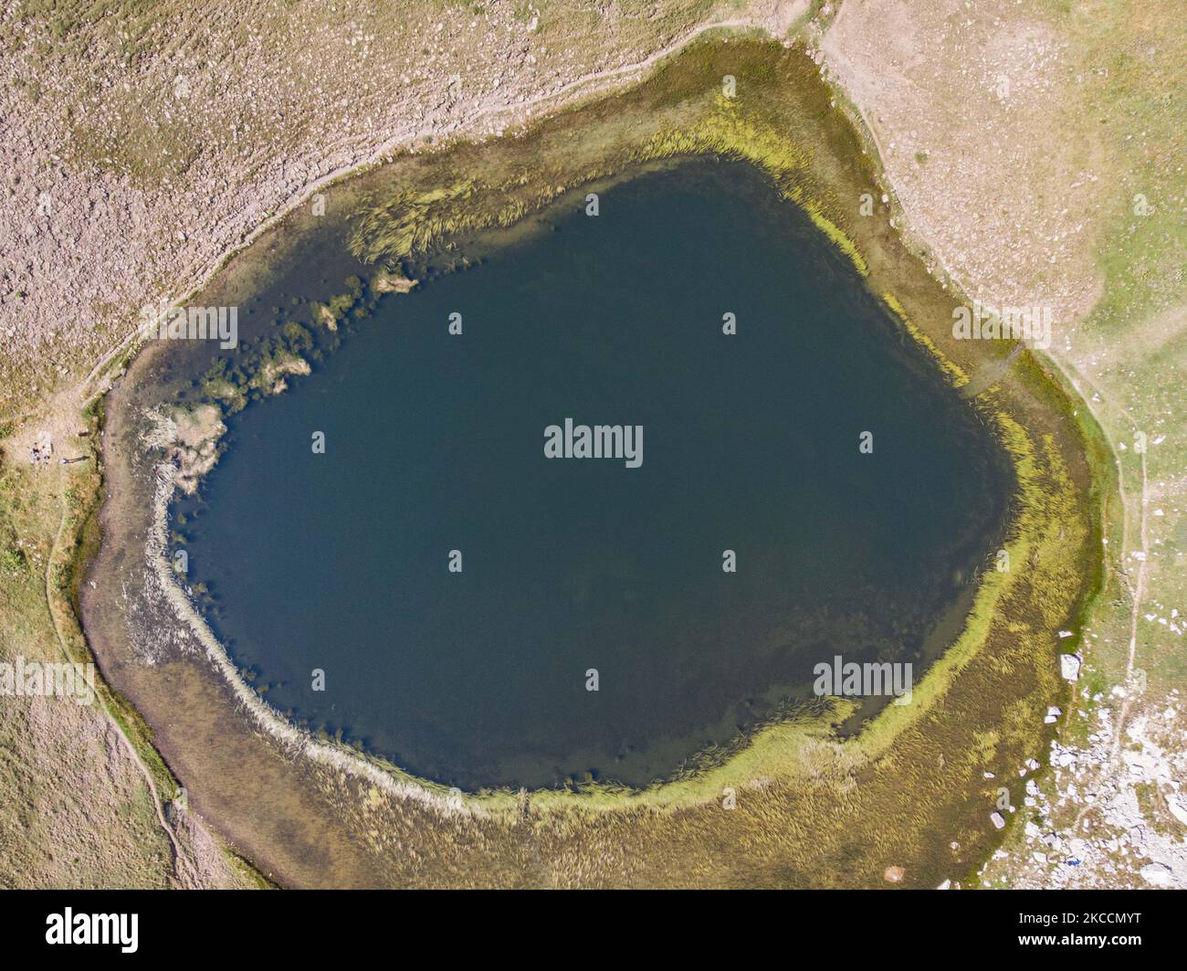 Veduta aerea panoramica di un drone del lago Drakolimni del monte Tymfi ...