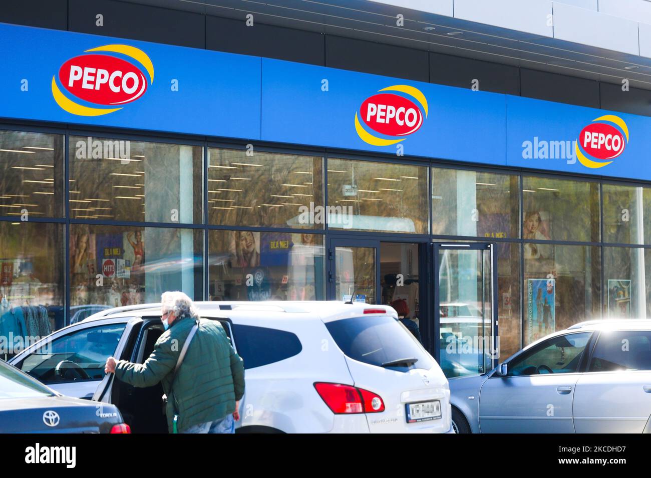Il logo Pepco viene visualizzato sul negozio di sconti Pepco a Cracovia ...