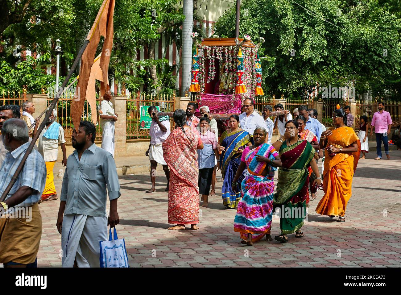 I devoti indù prendono parte ad una processione religiosa fuori dal Tempio Madurai Meenakshi ...