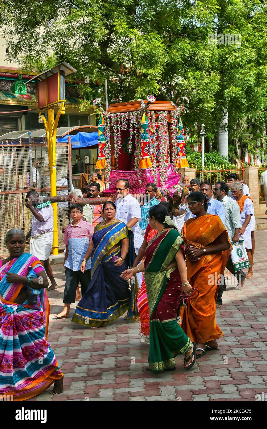 I devoti indù prendono parte ad una processione religiosa fuori dal Tempio Madurai Meenakshi ...