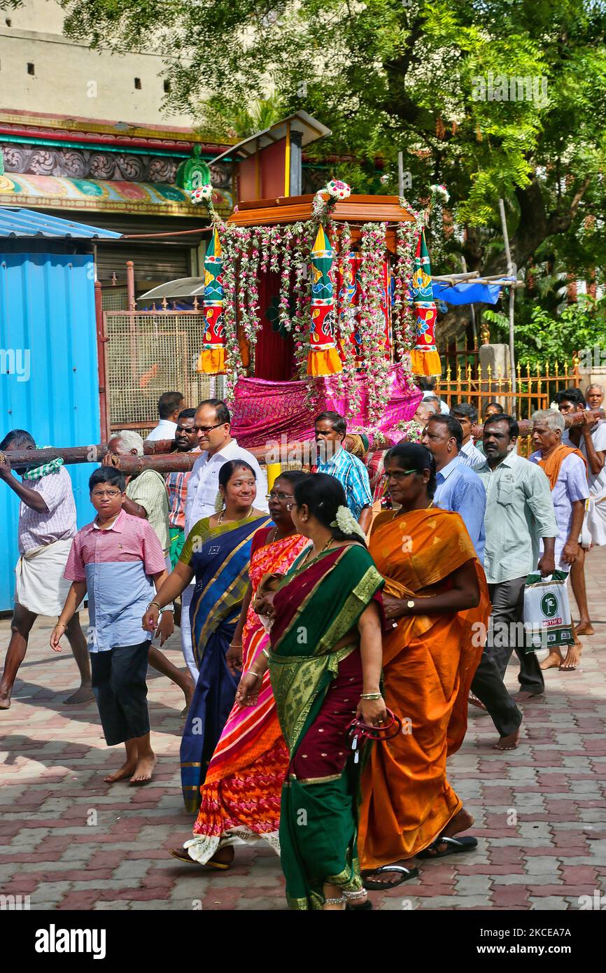 I devoti indù prendono parte ad una processione religiosa fuori dal Tempio Madurai Meenakshi ...