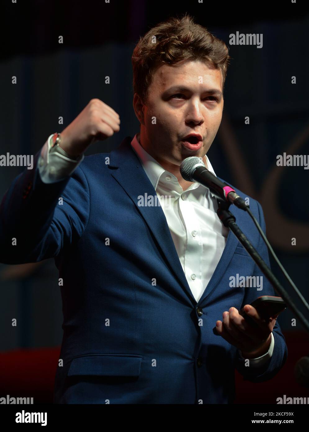 Roman Protasevich si rivolge alla folla accanto a una famosa porta ...