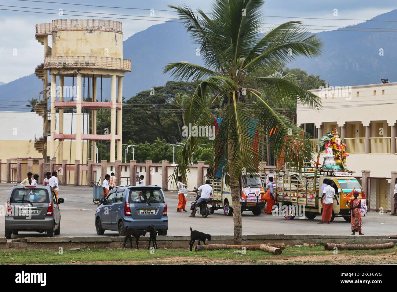 I devoti indù Tamil attaccano grandi idoli di argilla di Lord Ganesha (Lord Ganesh) ai veicoli ...