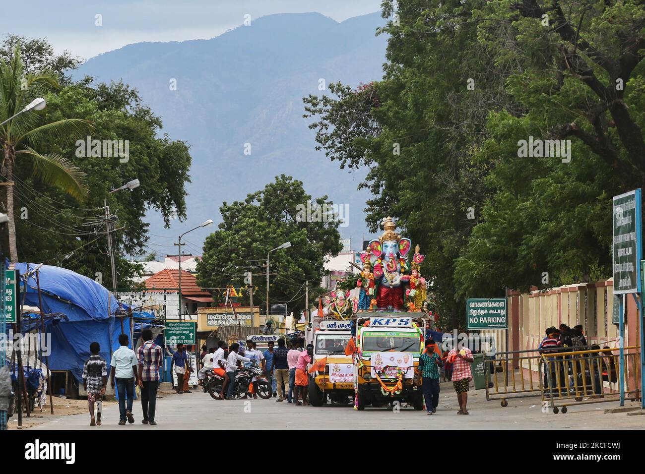 I devoti indù Tamil con grandi idoli di argilla di Lord Ganesha (Lord Ganesh) attaccati ai ...