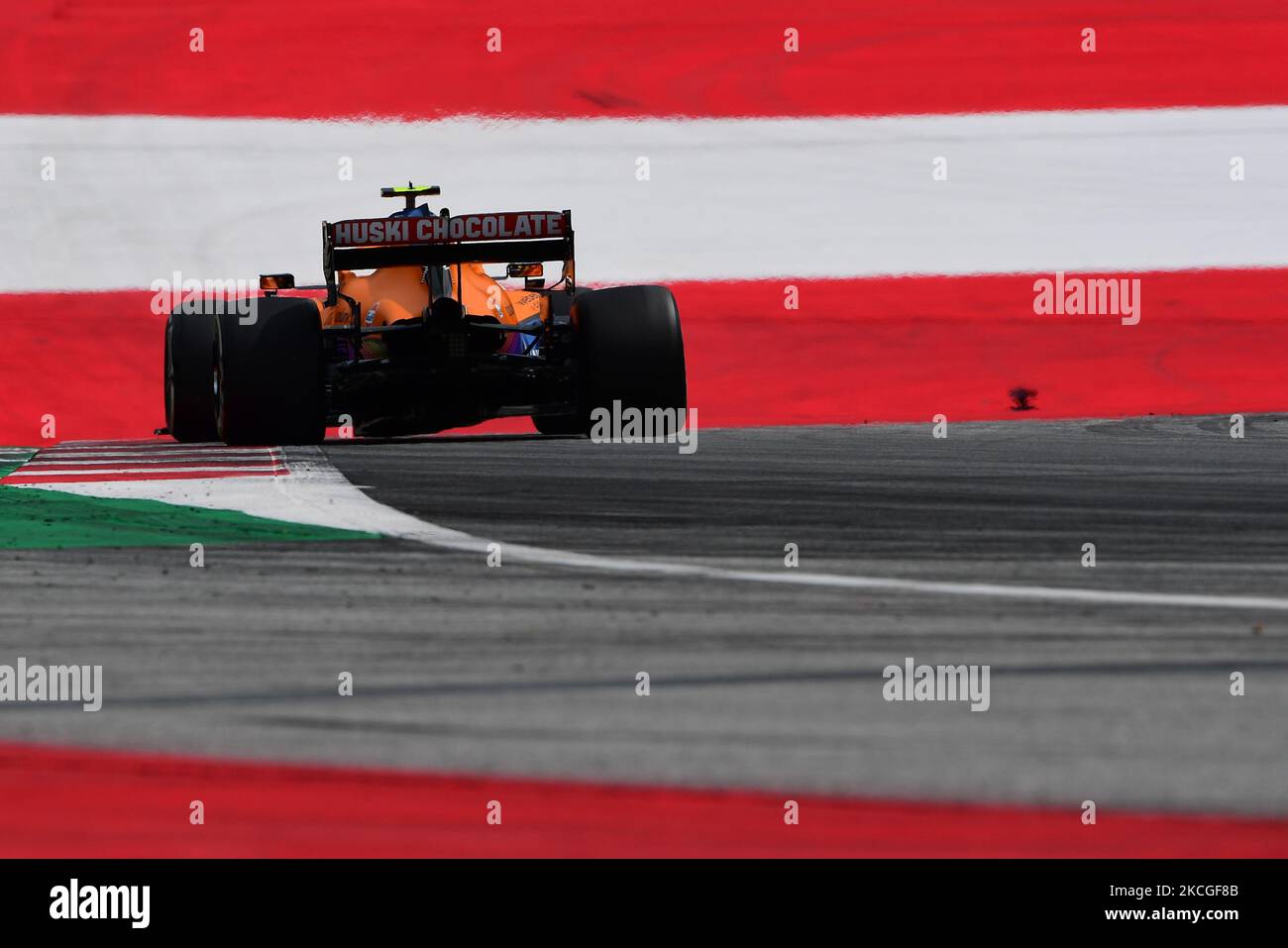 Il Team Lando Norris McLaren F1 guida la sua monoposto MCL35M durante le prove libere del Gran ...