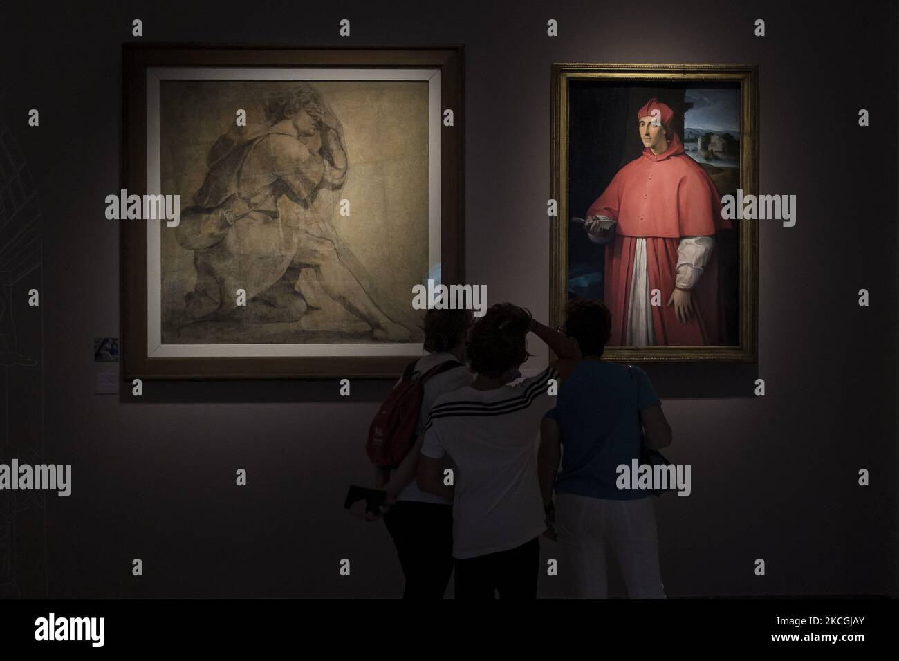 La gente guarda le opere del pittore rinascimentale italiano Raffaello Sanzio, esposte alla ...