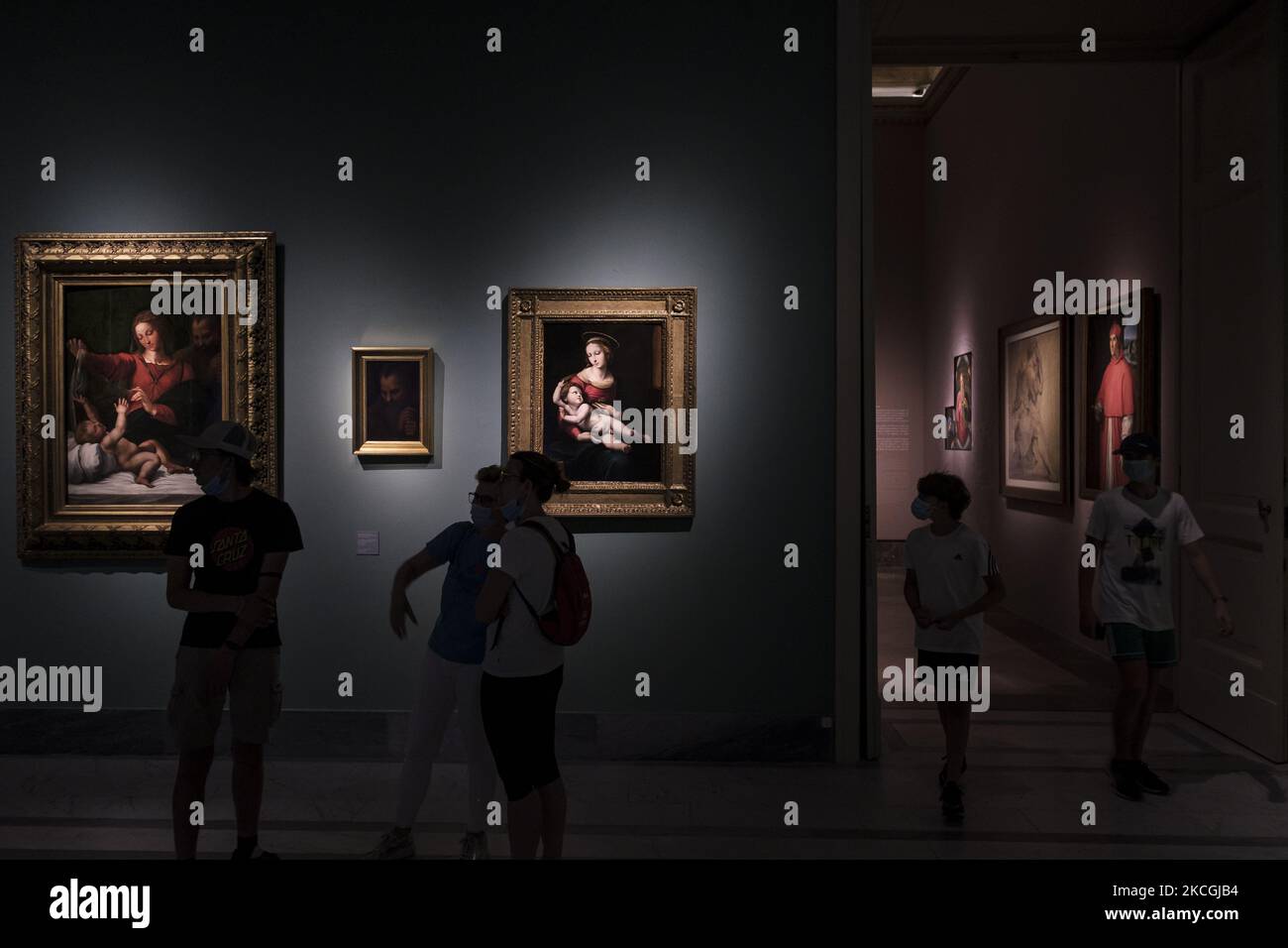 La gente guarda le opere del pittore rinascimentale italiano Raffaello Sanzio, esposte alla ...
