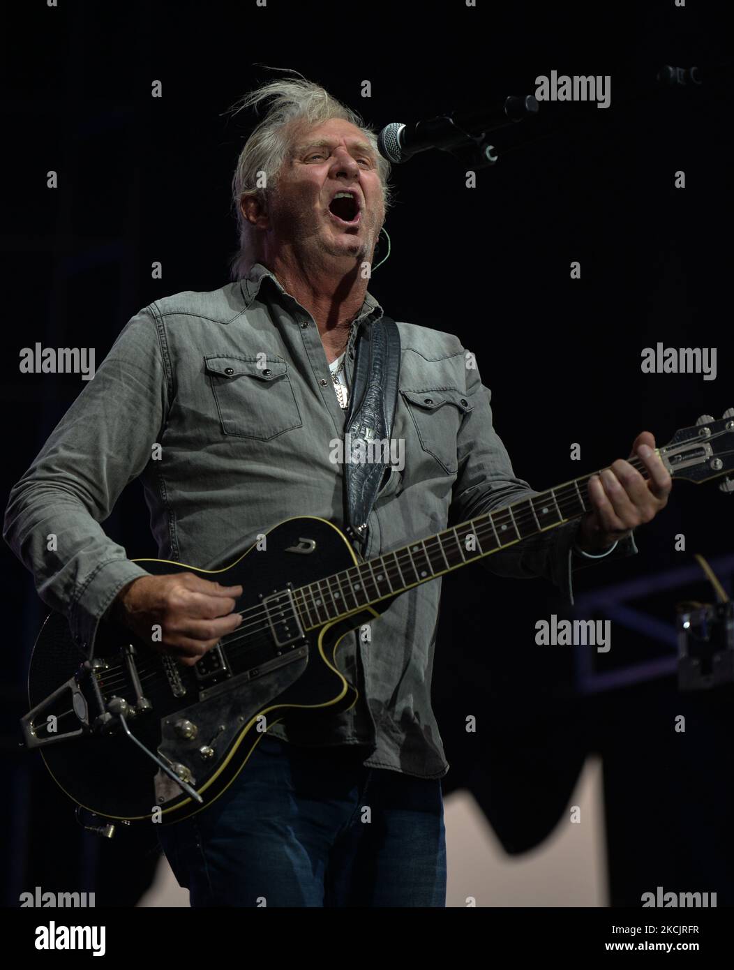 Il musicista canadese tom cochrane immagini e fotografie stock ad alta ...