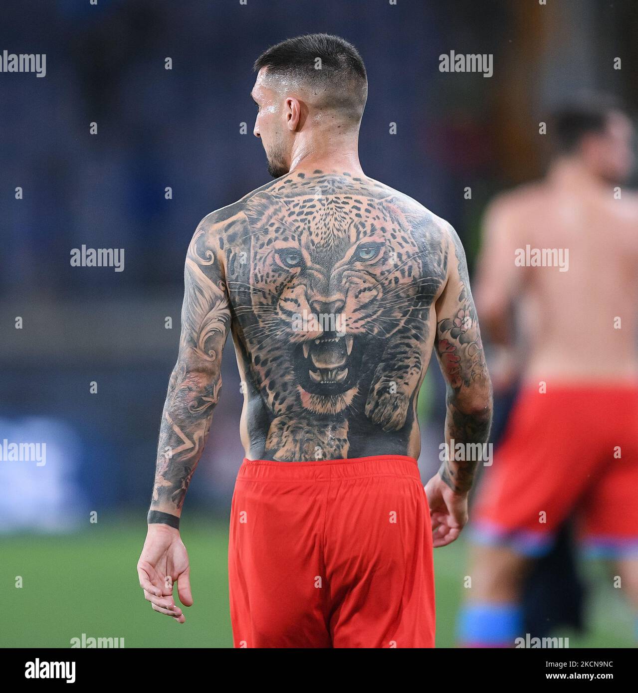 Matteo Politano della SSC Napoli mostra i suoi tatuaggi durante la ...