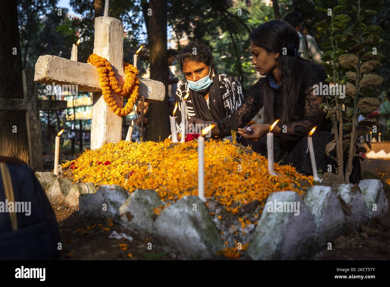 I devoti cristiani illuminano le candele sulle tombe dei parenti ...