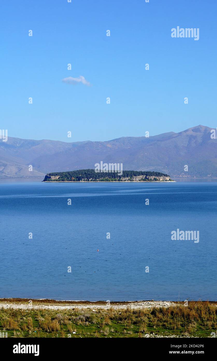 Villaggio liqenas isola di maligrad immagini e fotografie stock ad alta ...