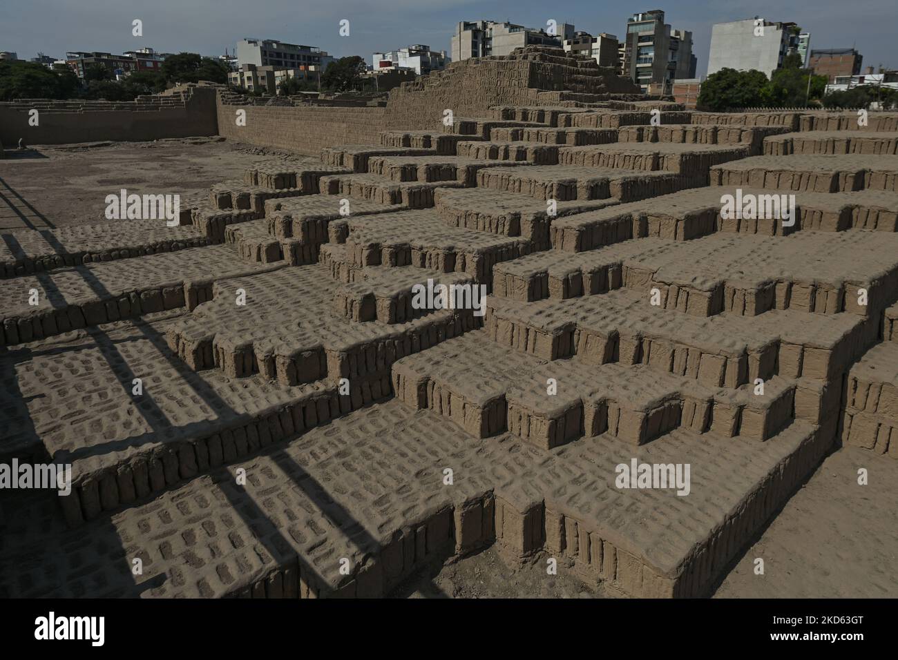 Una vista di Huaca Pucllana, un luogo sacro con una grande piramide in ...