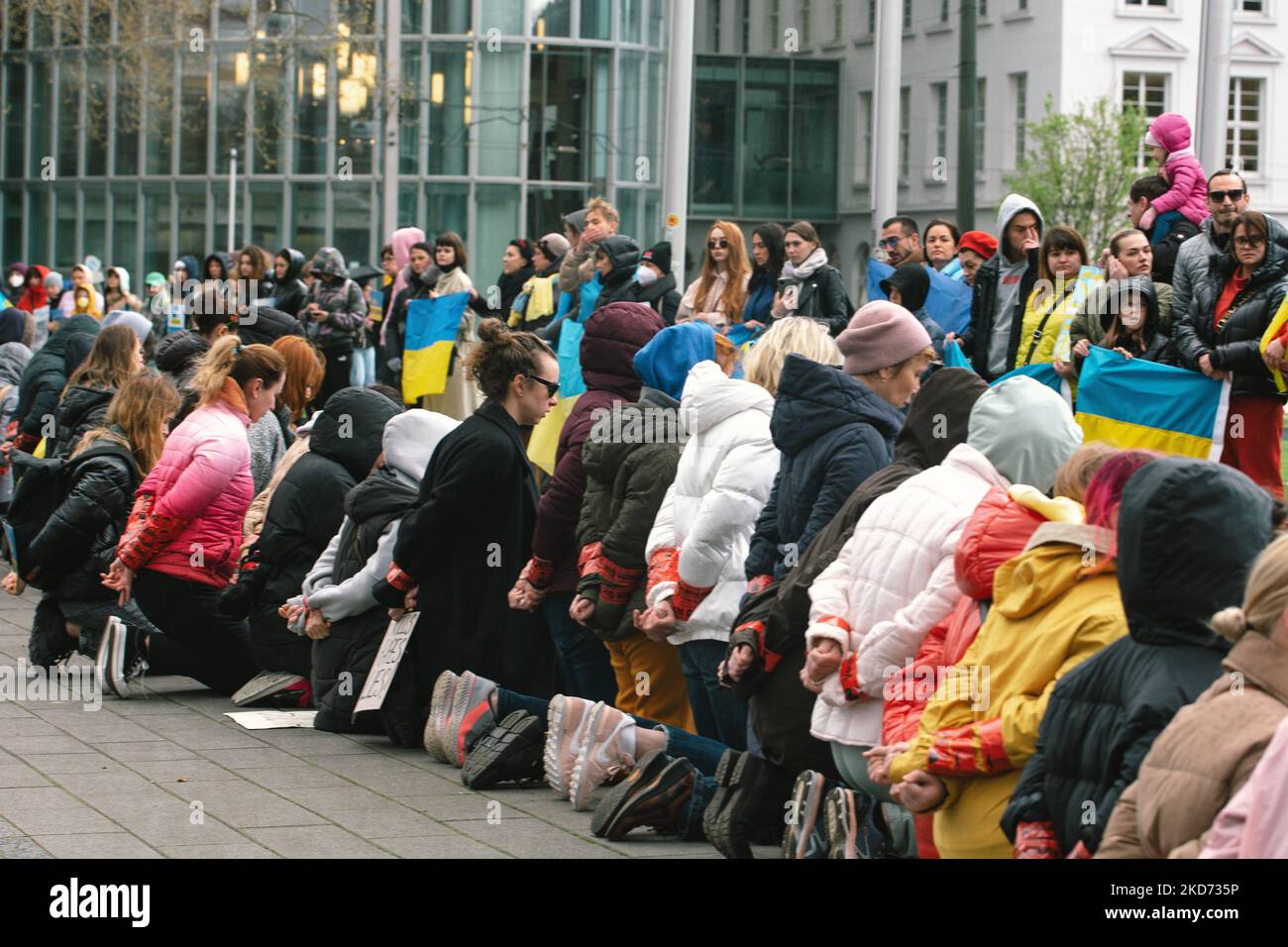 I manifestanti sono visti con le mani legate dietro la schiena durante ...