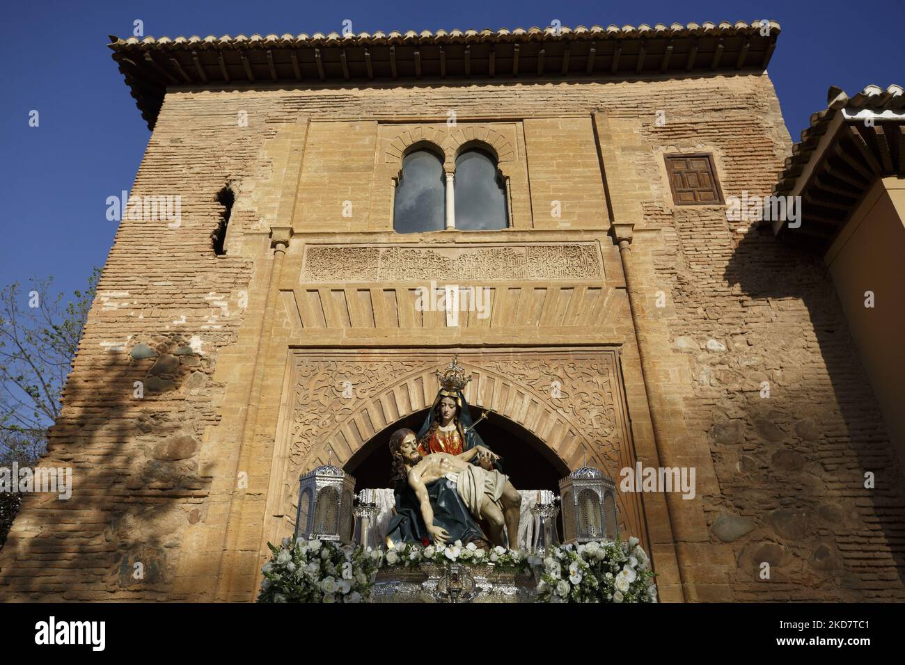L'immagine di Santa Maria de la Alhambra attraversa l'arco di Puerta ...