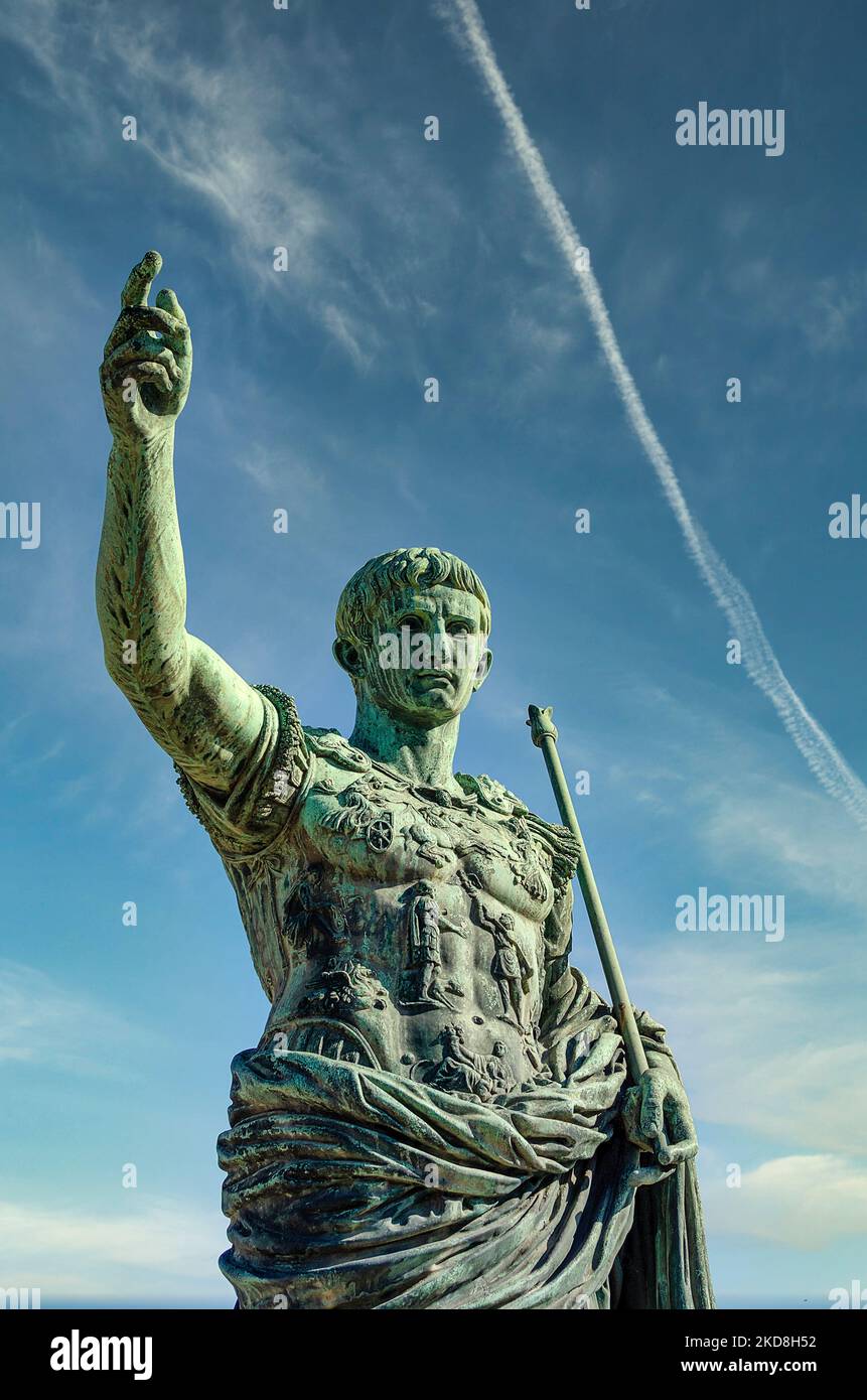 Giulio cesare statua fori imperiali immagini e fotografie stock ad alta ...