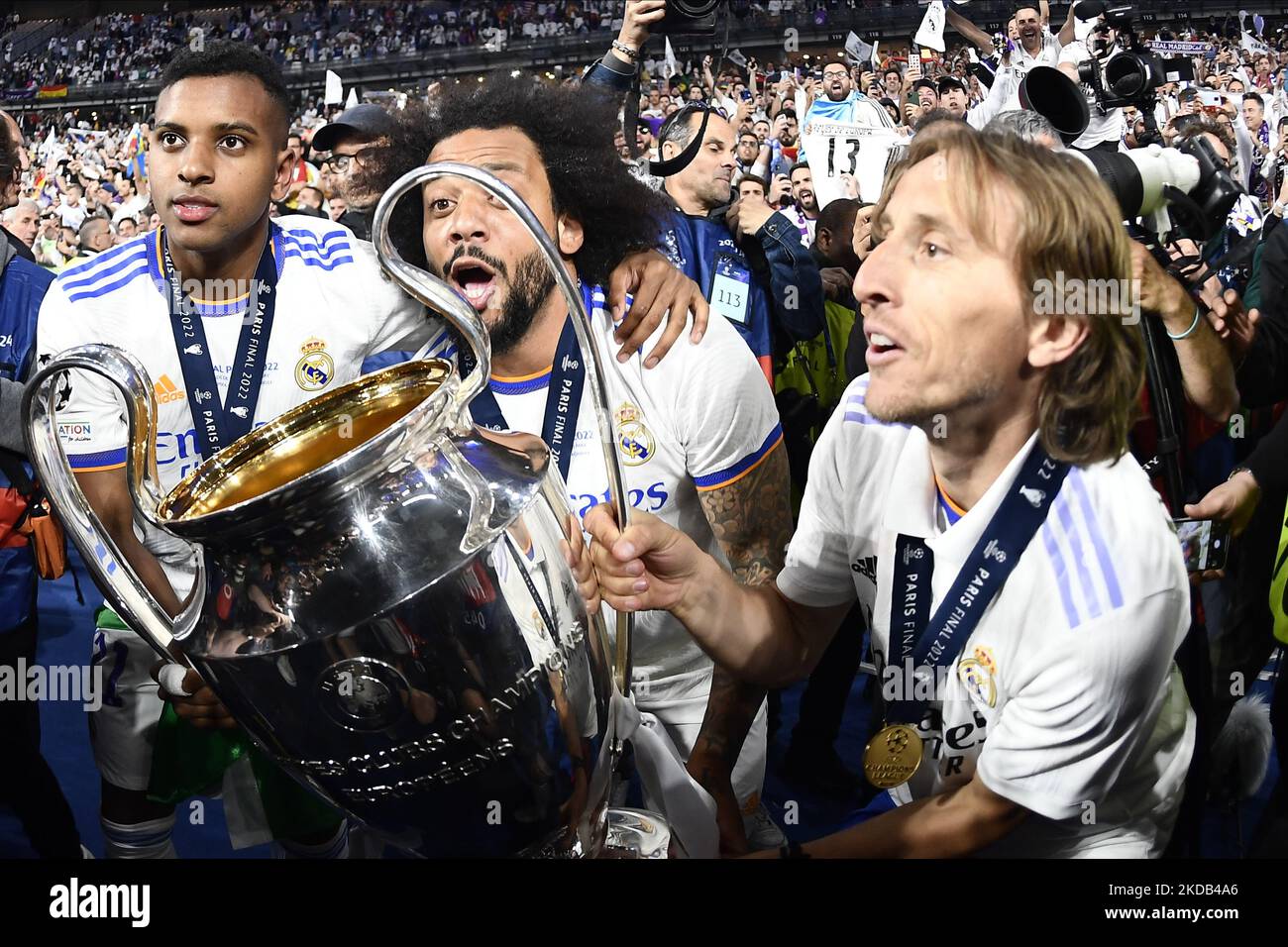 Rodrygo, Marcelo, Luka Modric del Real Madrid solleva il trofeo dopo ...