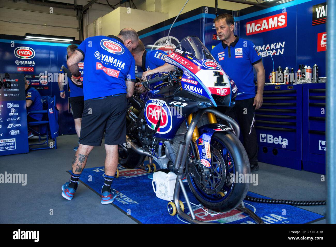 Box TOPRAK RAZGATLIOGLU (Pata Yamaha con Brixx WSBK - YZF R1) durante ...