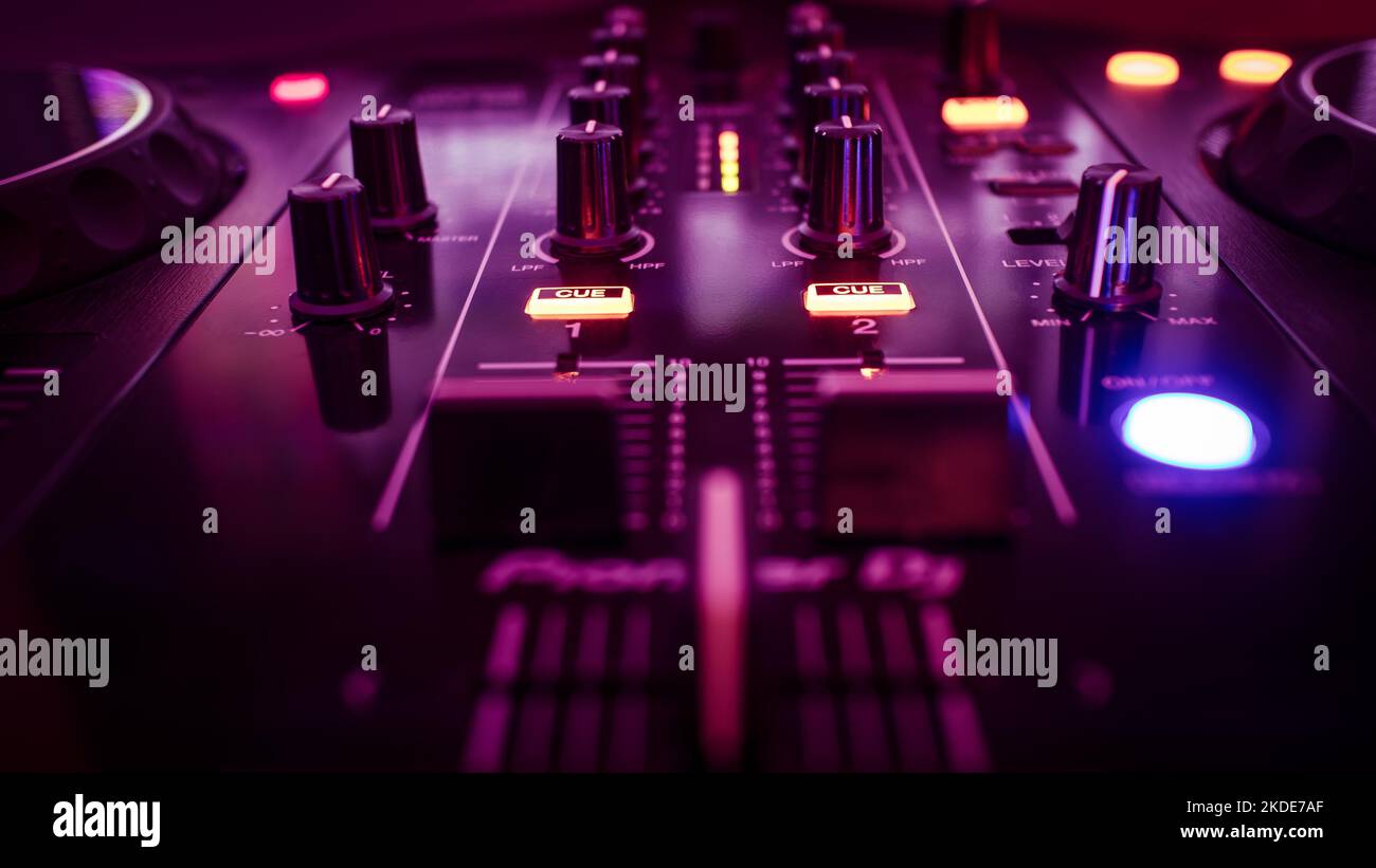 Consolle dj immagini e fotografie stock ad alta risoluzione - Alamy