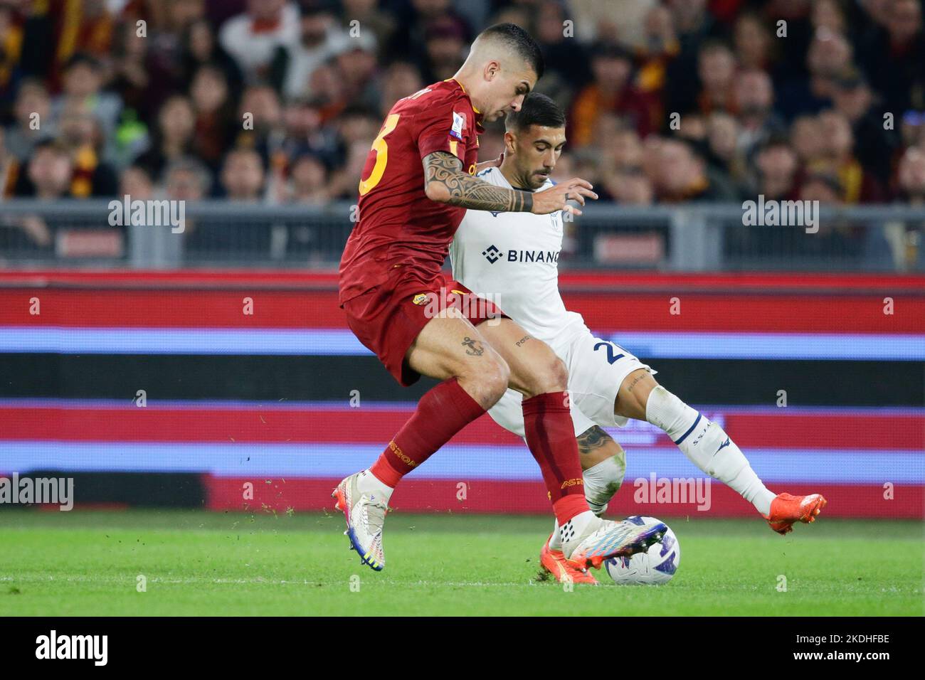 Gianluca Mancini, difensore italiano di Roma, sfida per la palla con il centrocampista italiano ...