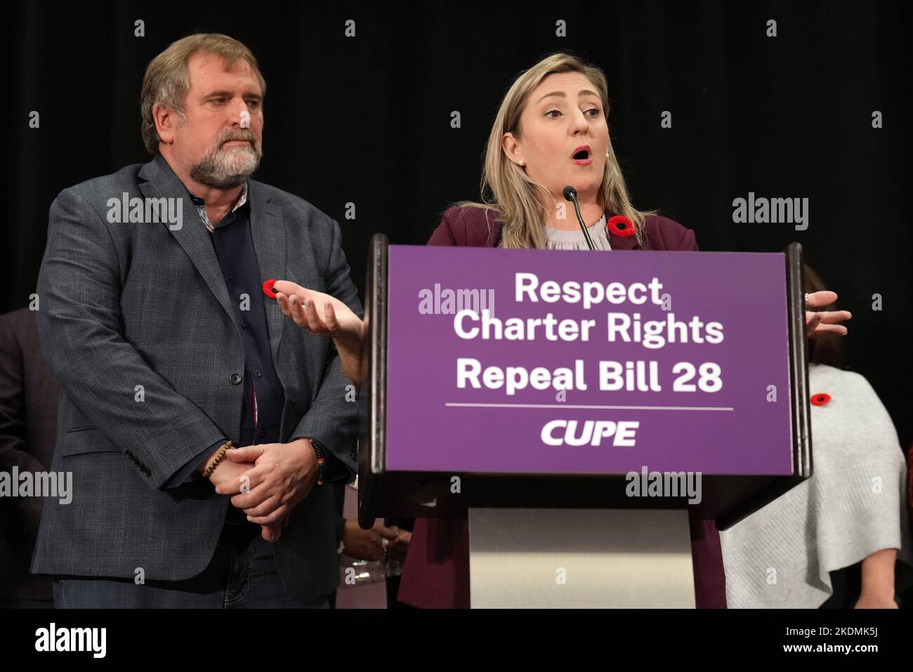 laura Walton, presidente DELLA CUPE-OSBCU, a destra, risponde a una ...