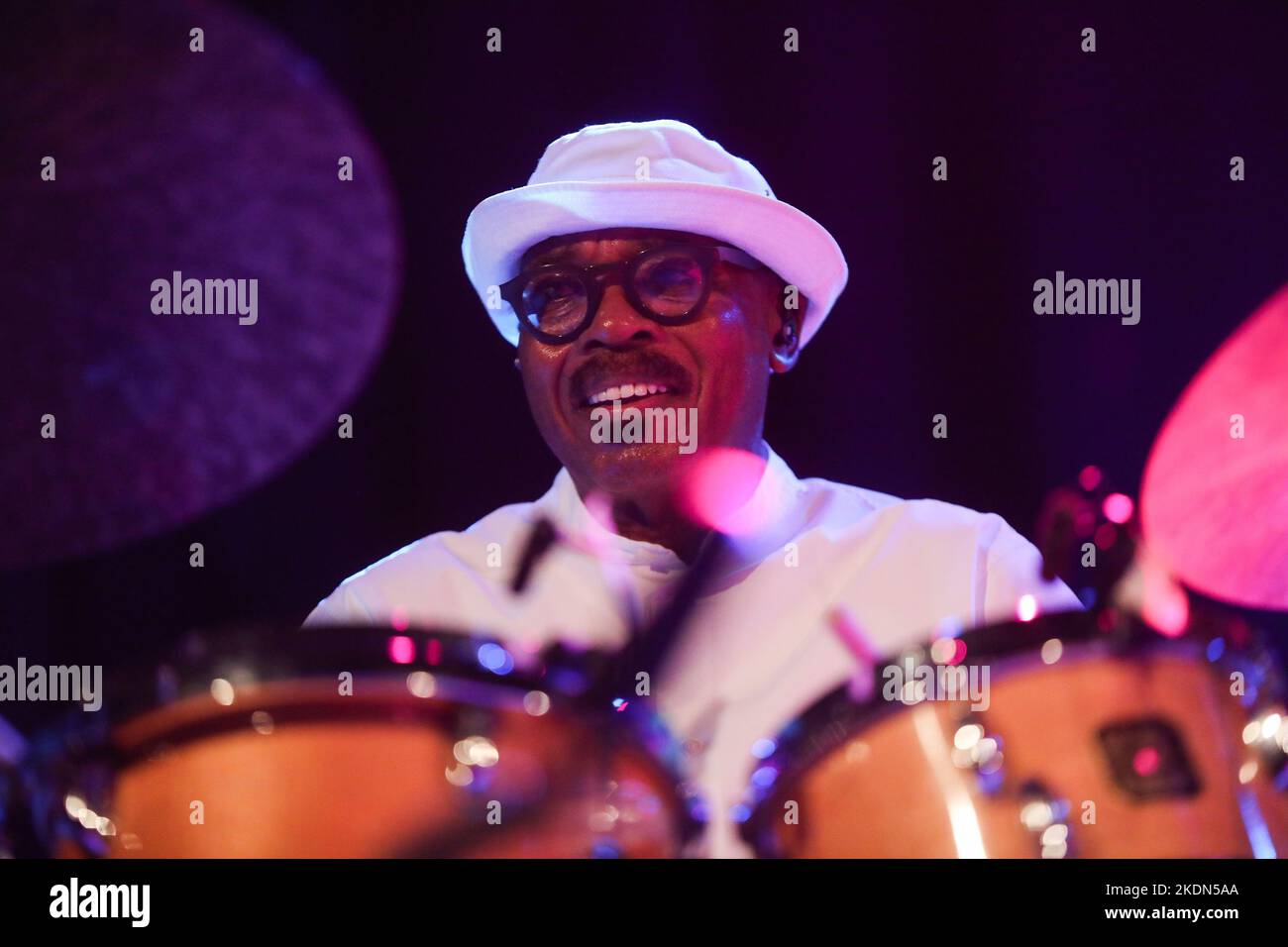 Il batterista Harvey Mason di Jazz/takes supergruppo che si esibisce al ...
