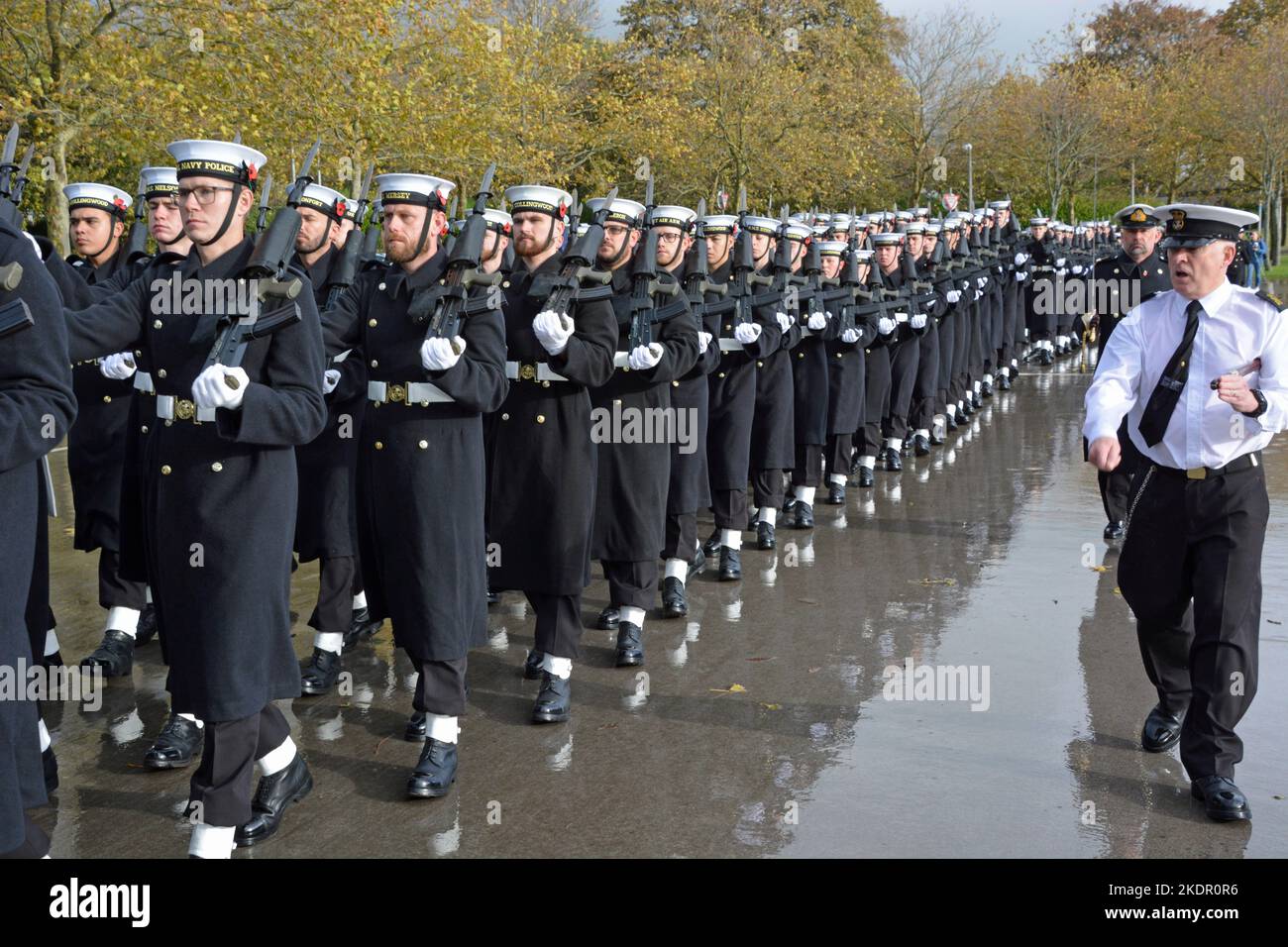 I marinai della Royal Navy marciano mentre provano all'HMS Excellent ...