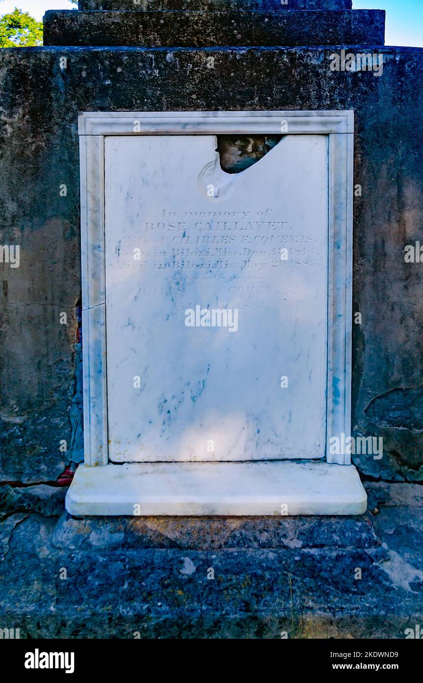 La tomba del colono francese Rose Caillavet è iscritta in francese all ...