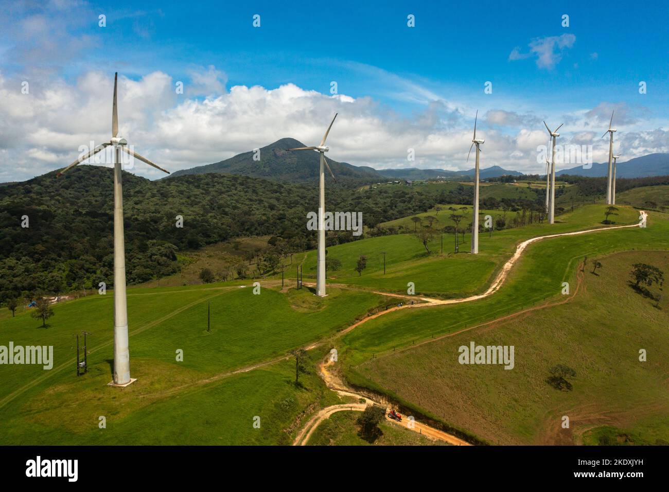 Generatori eolici turbine e mulini eolici. Impianto eolico. Ambewela ...