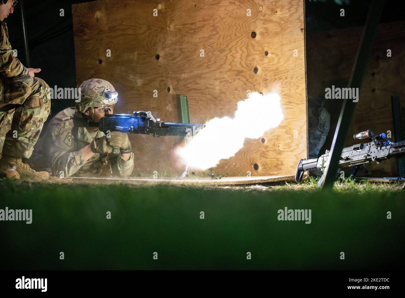 Un soldato con la Brigata del segnale tattico del Teatro 11th spara una ...