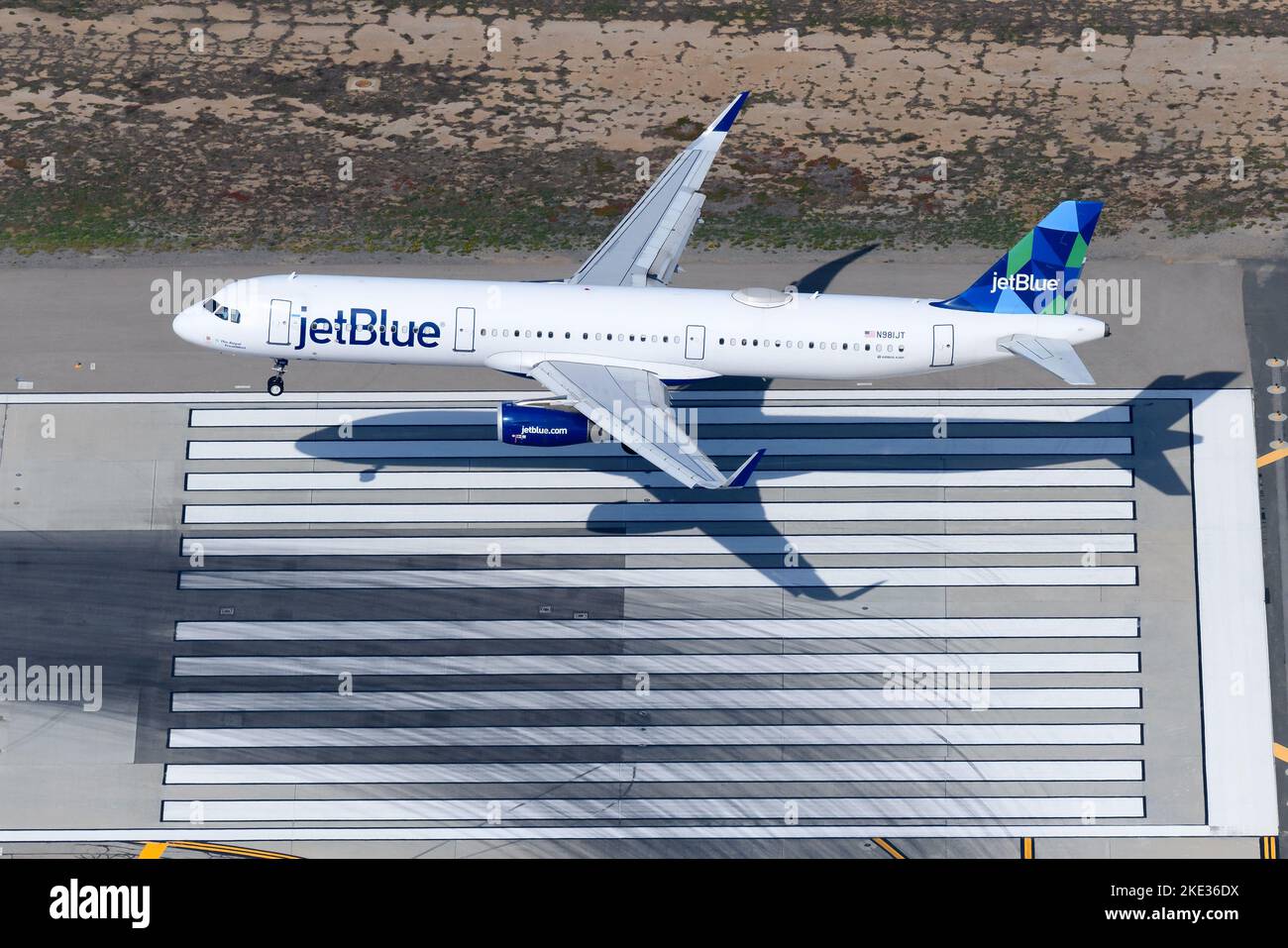 Aeromobile JetBlue Airbus A321 che atterra sulla pista dell'aeroporto ...
