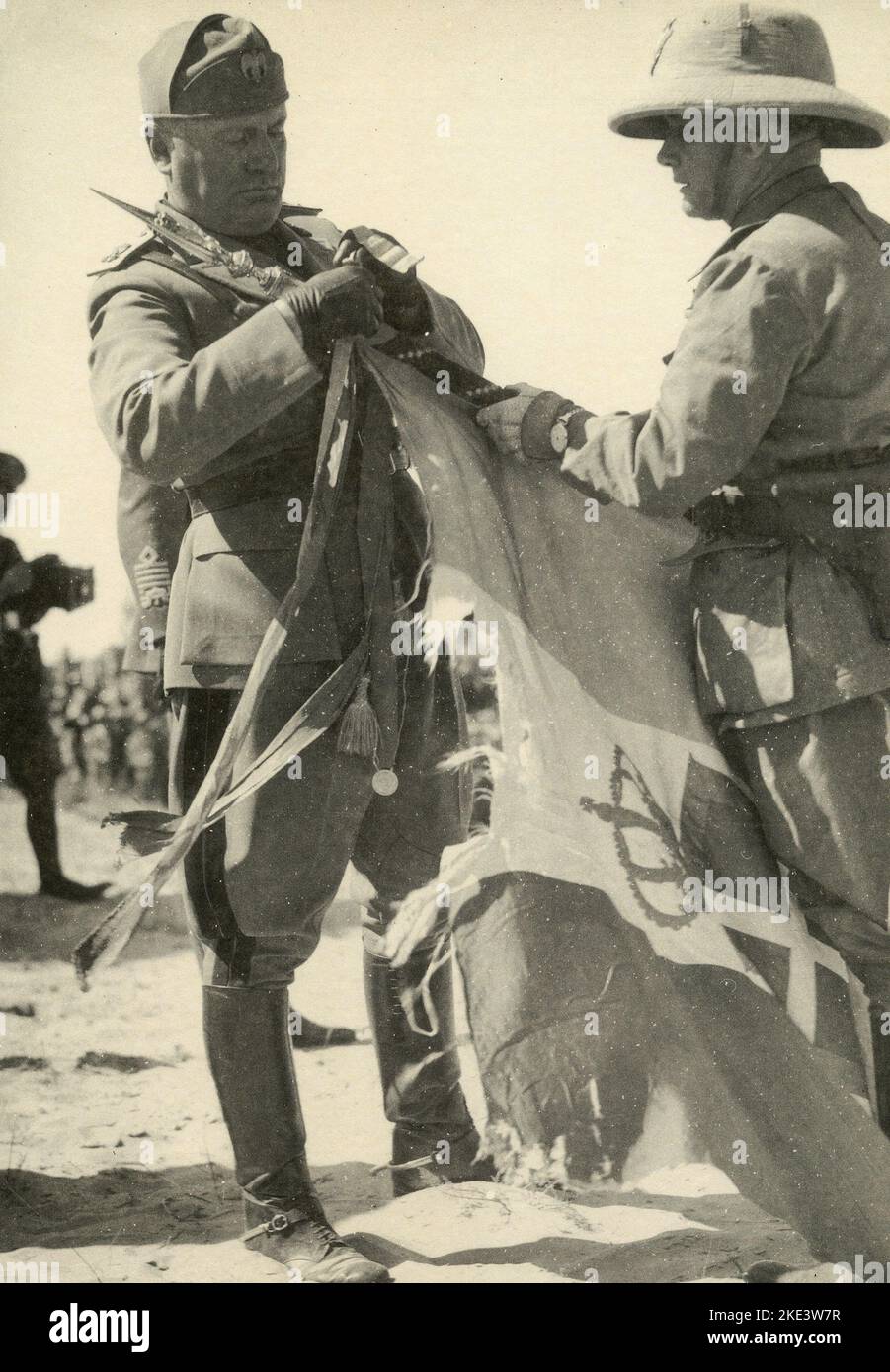 Il dittatore italiano Benito Mussolini in visita alle truppe italiane ...