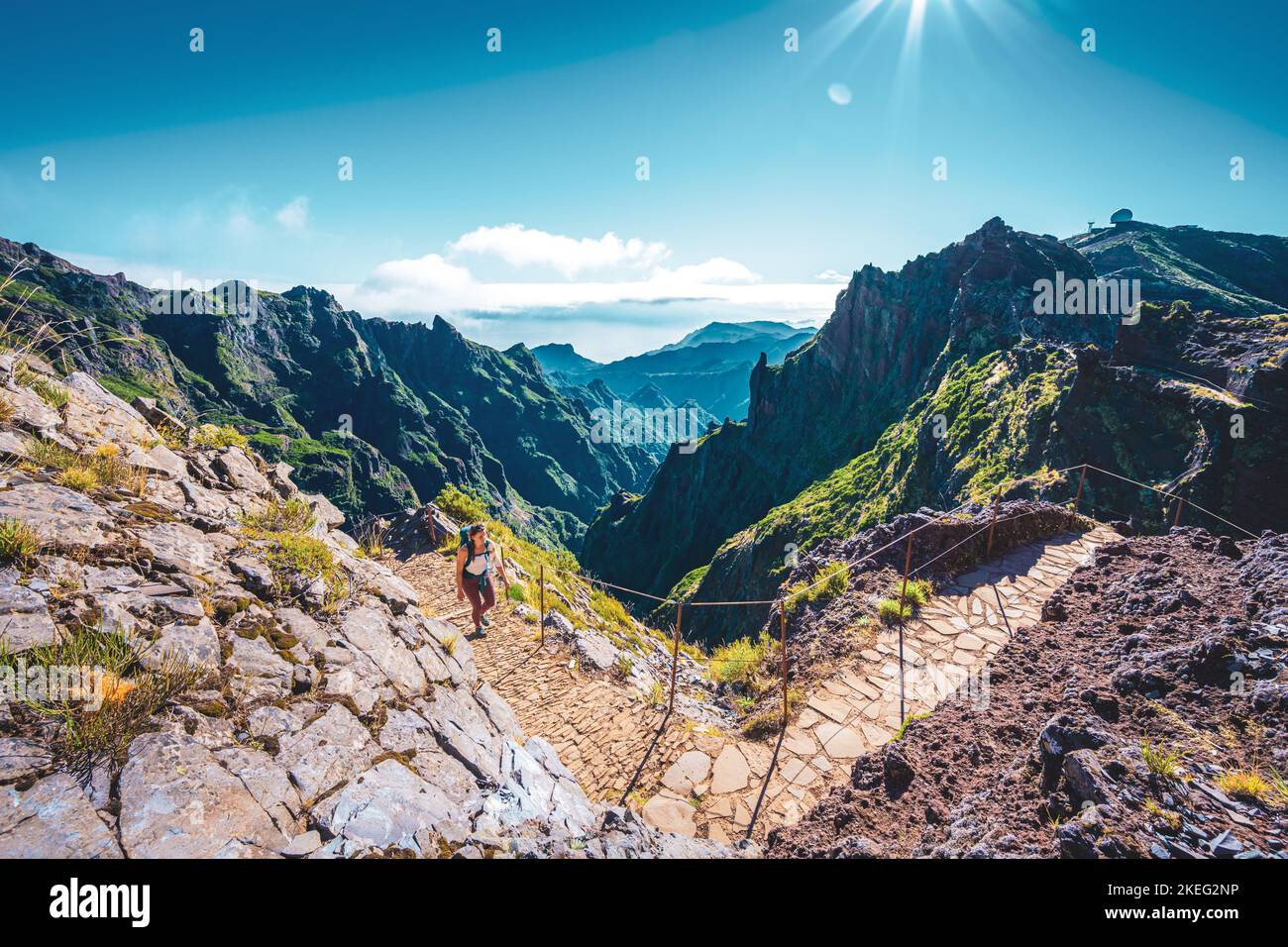 Descrizione: Donna con trekking zaino lungo sentiero escursionistico ...