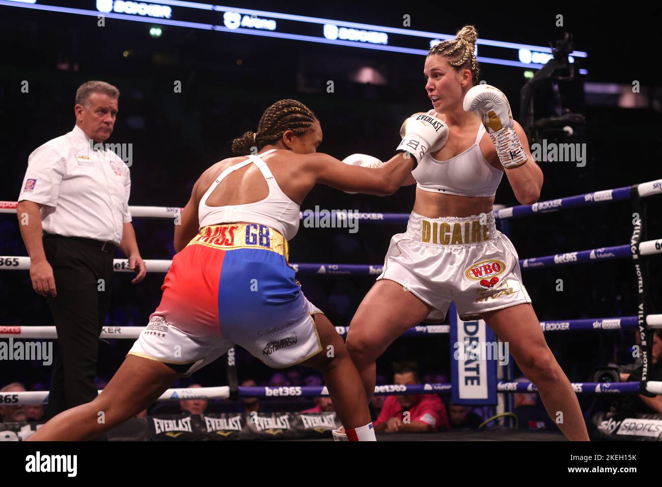 Natasha Jones (a sinistra) in azione contro Marie-Eve Dicaire nell'IBF, WBC e WBO Super Welter ...