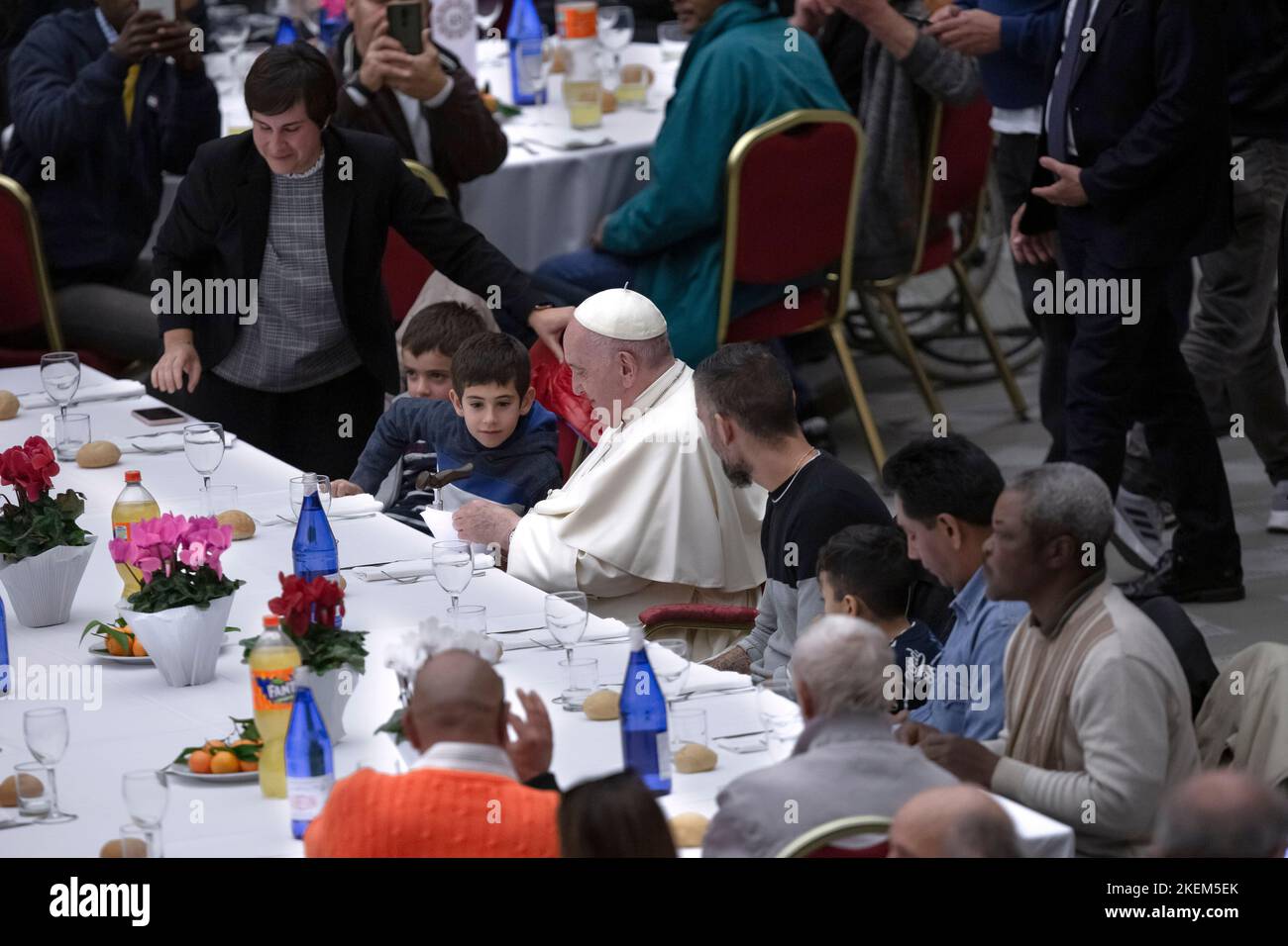 Papa francesco durante un pranzo con i poveri immagini e fotografie ...