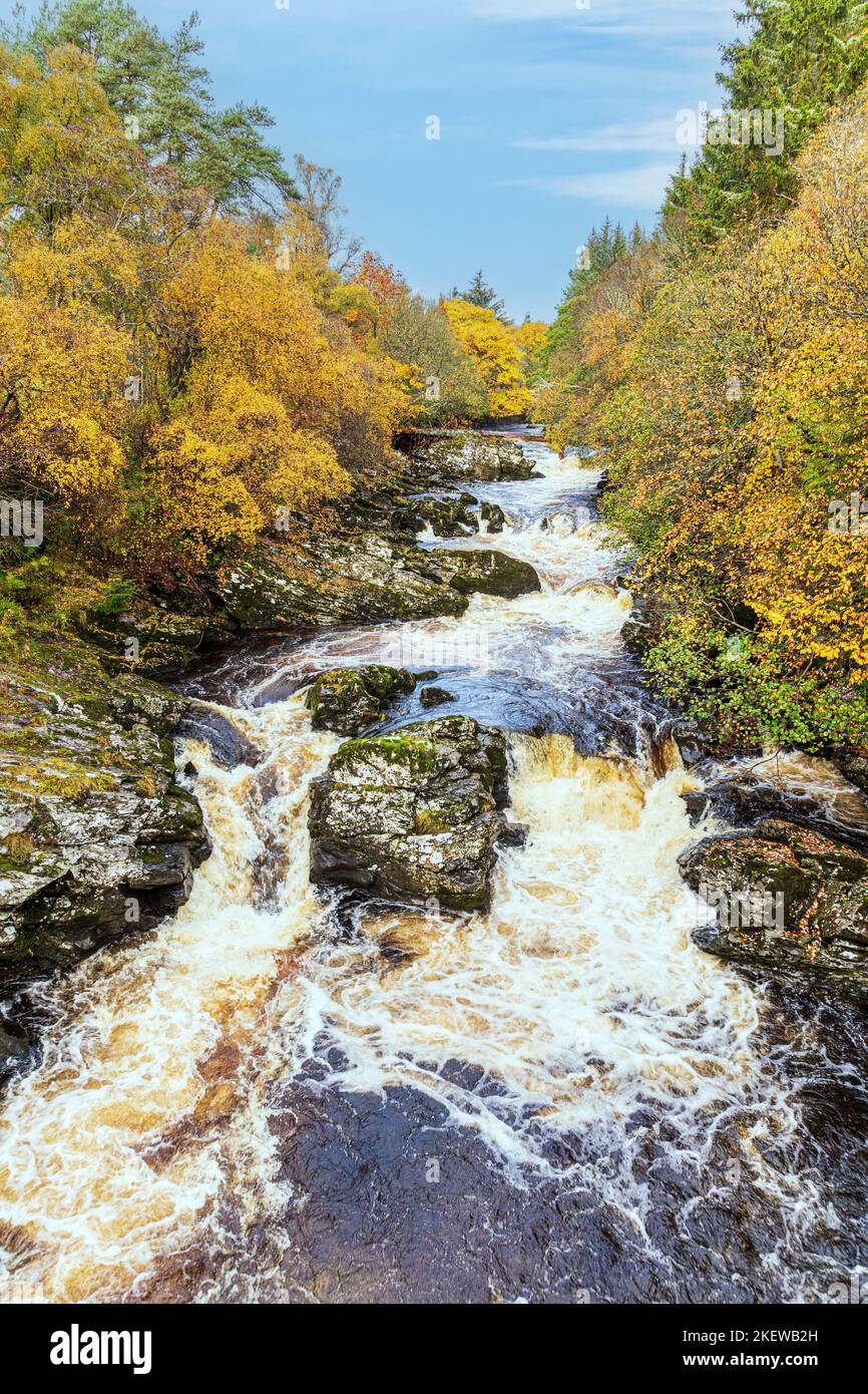Il Black Water River (che drena Glen Shee come Shee Water) in autunno a ...