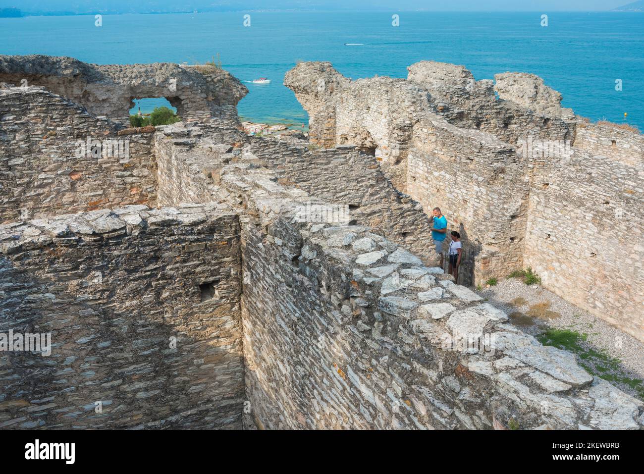 Sirmione Grotte di Catullo, vista dei turisti che visitano i ruderi di ...