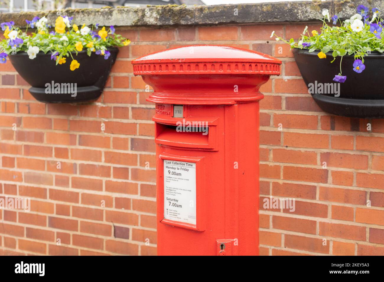 Traditional british mailbox immagini e fotografie stock ad alta ...