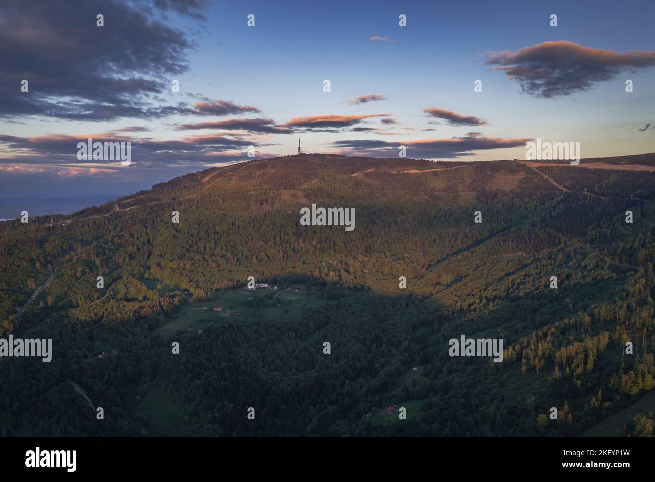 Vista dalla città di Szczyrk sul monte Skrzyczne, la cima più alta ...
