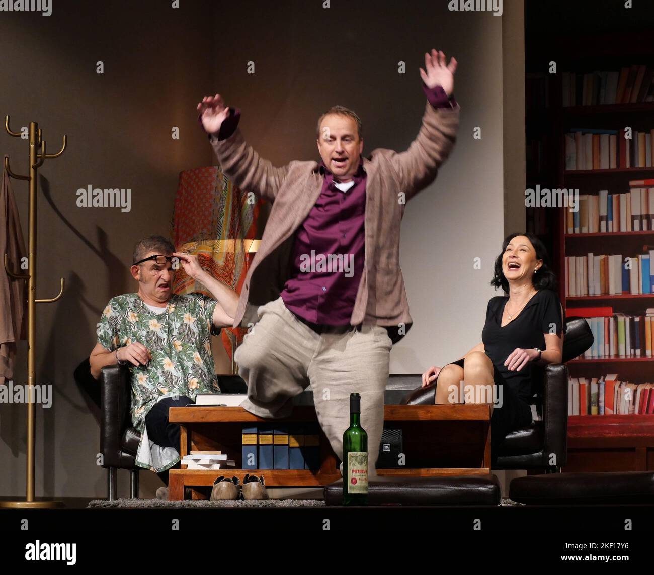 09 novembre 2022, Berlino: Dominique Horwitz (Pierre), Karsten Kramer ...