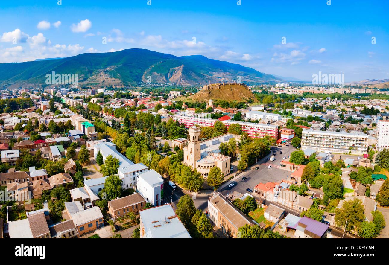 Vista panoramica aerea della città di Gori, Georgia. Gori è una città ...