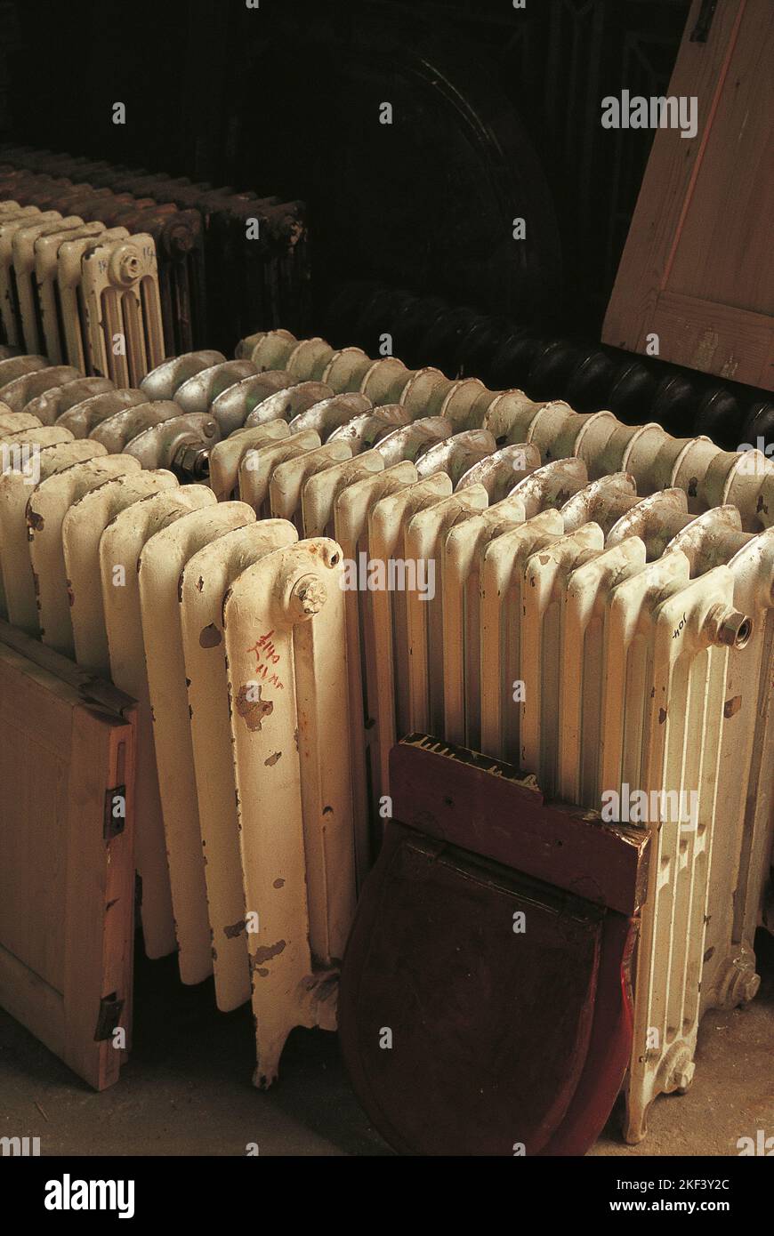 Radiatori in ghisa immagini e fotografie stock ad alta risoluzione - Alamy