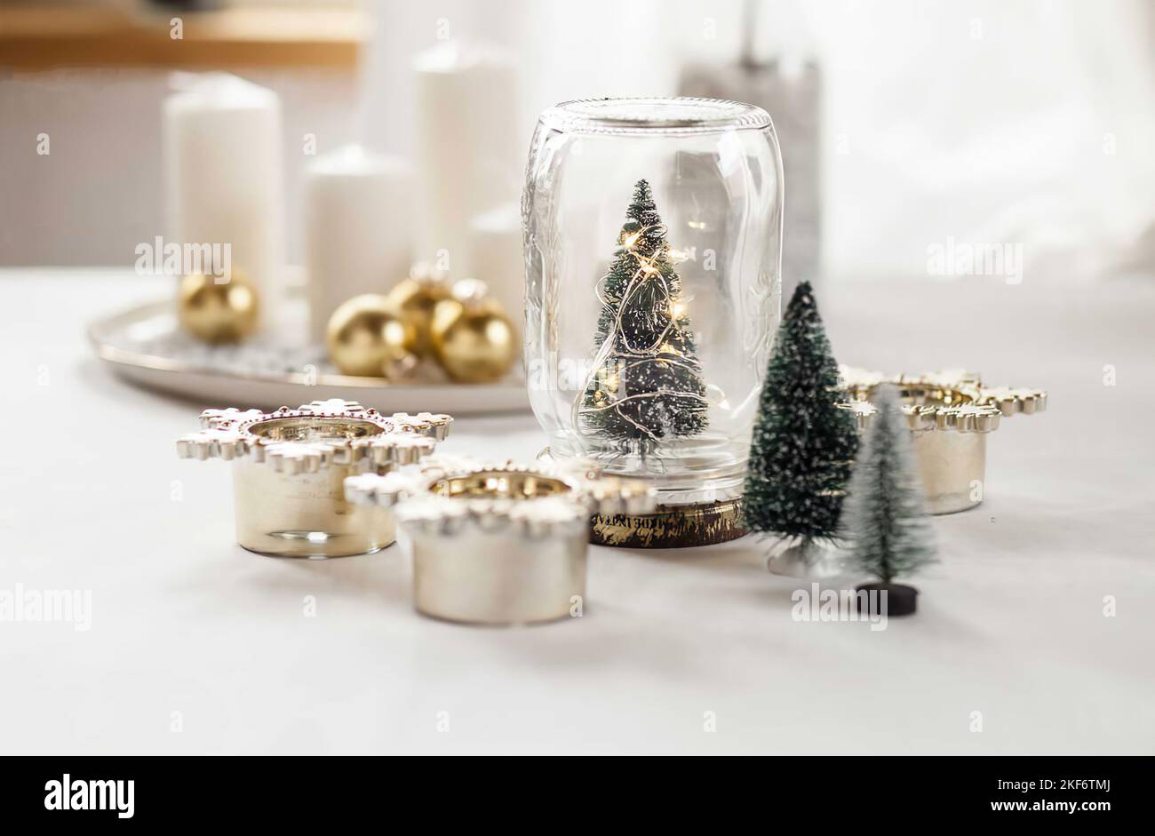 Miniature su tela immagini e fotografie stock ad alta risoluzione - Alamy