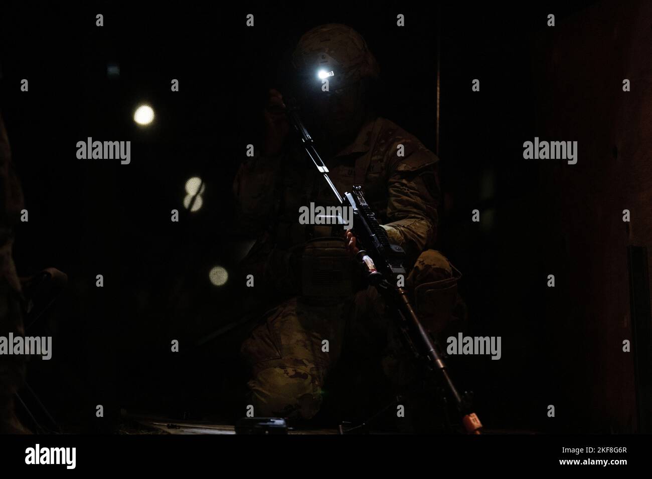 Un paracadutista con la Brigata 173rd Airborne dismonta una ...