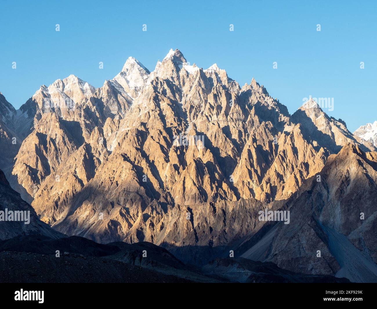 Coni di passu visti a Ondra Poygah, Gulmit, nella regione del Kashmir ...