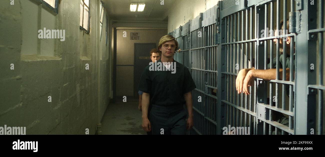 EVAN PETERS IN DAHMER-MONSTER: THE JEFFREY DAHMER STORY (2022), DIRETTO ...