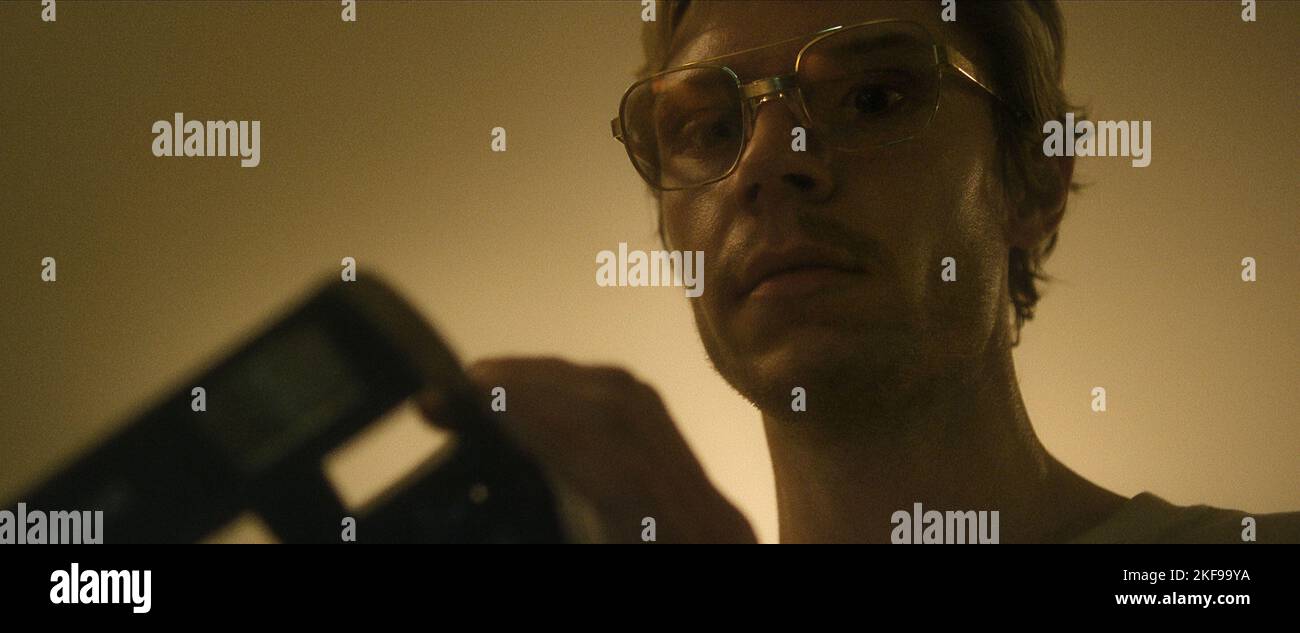EVAN PETERS IN DAHMER-MONSTER: THE JEFFREY DAHMER STORY (2022), DIRETTO ...