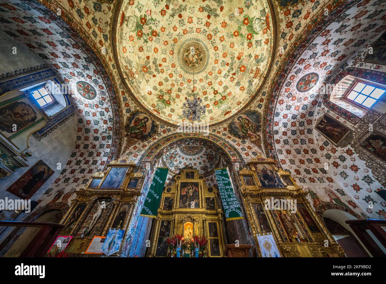 La pala d'altare, abside e cupola della Chiesa di San Jeronimo ...